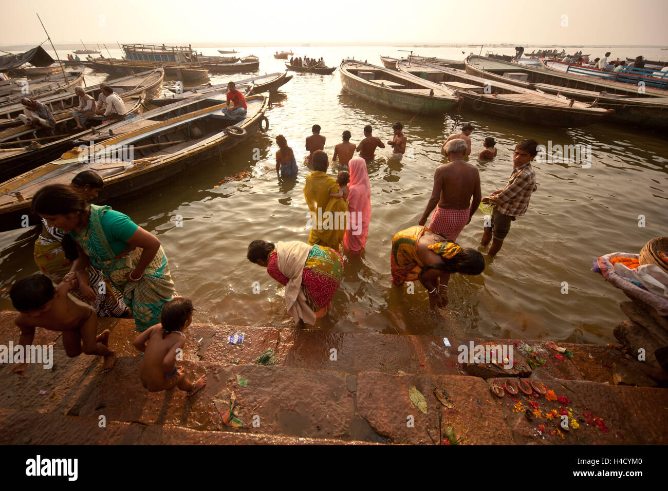 Varanasi bath hi-res stock photography and images - Alamy