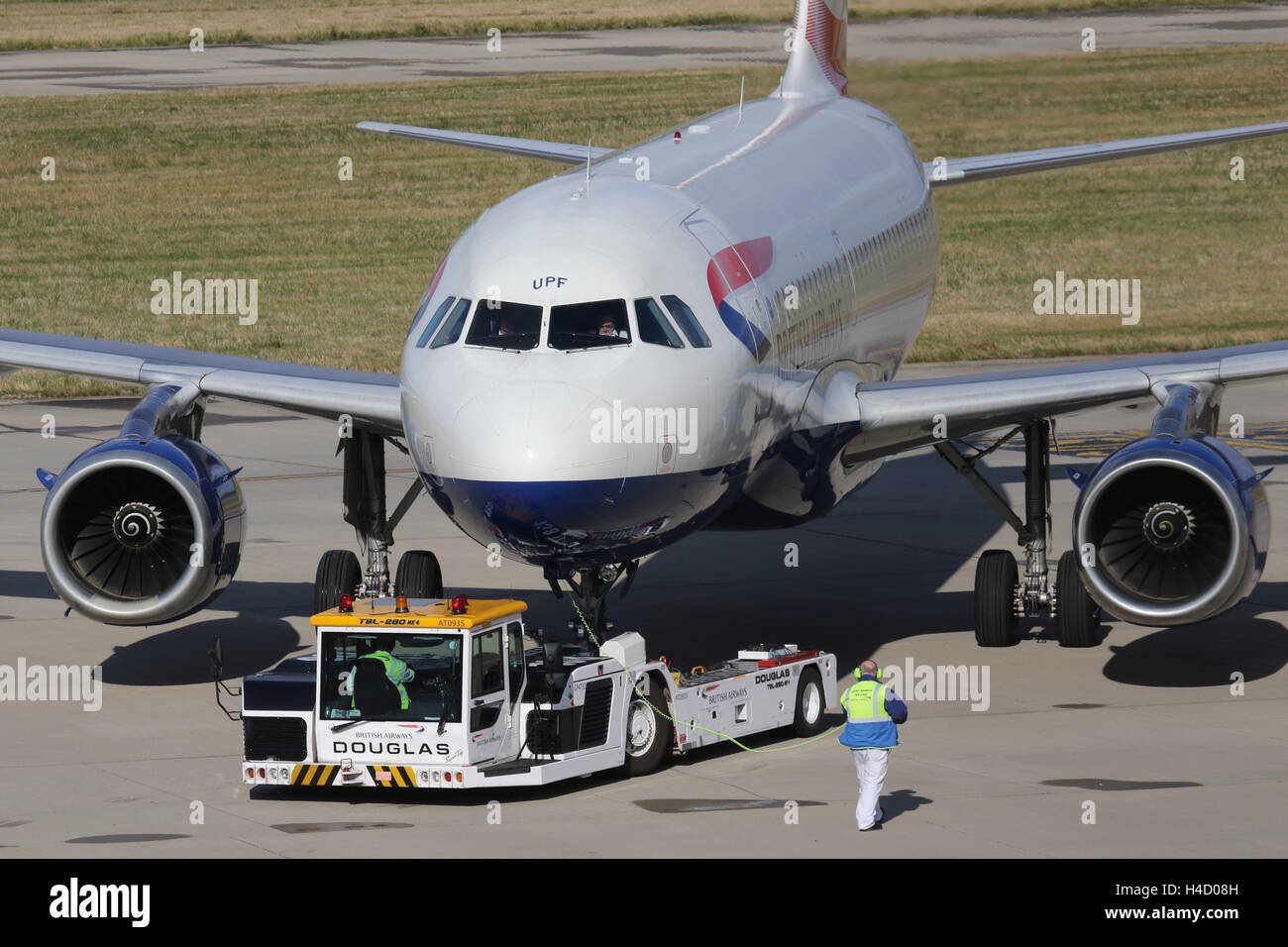 Pushback tractor hi-res stock photography and images - Alamy