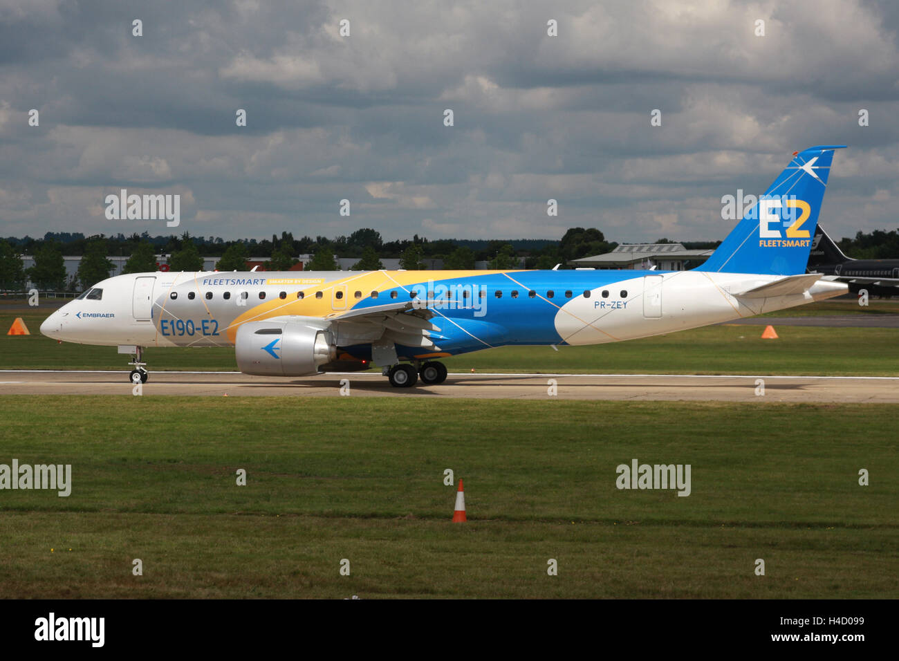 Embraer e190 hi-res stock photography and images - Alamy