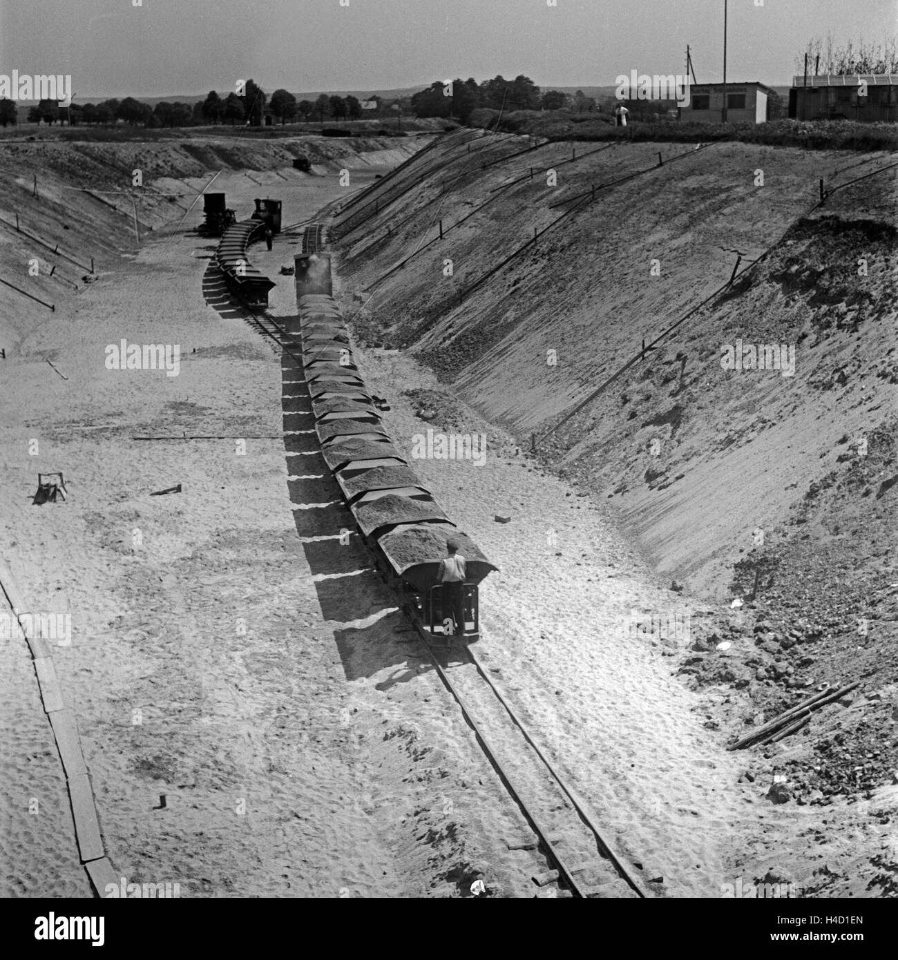 Feldbahnen mit Lorenzügen schaffen den Erdaushub beim Bau der ...