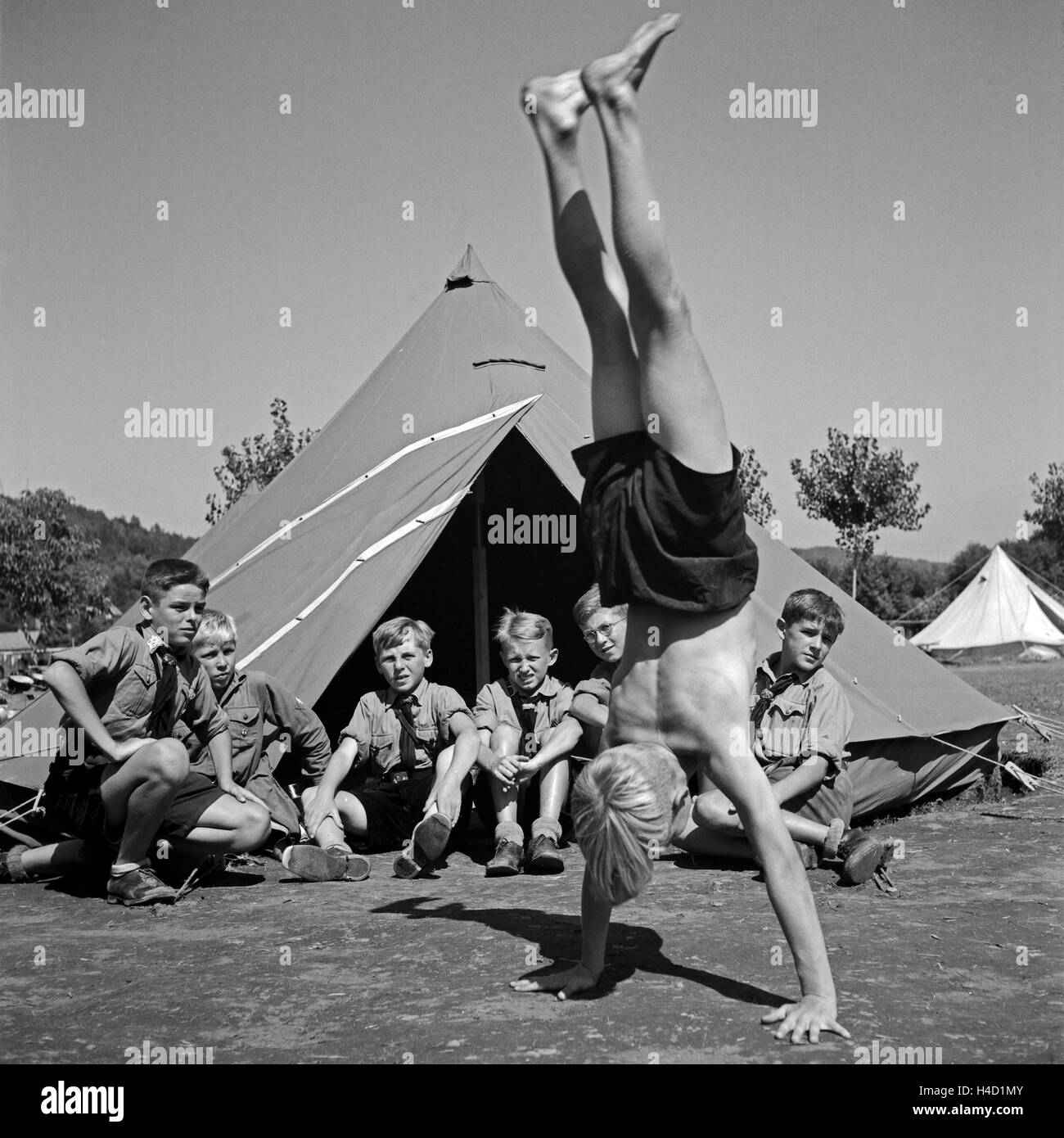In der Freizeit zeigt ein Hitlerjunge seinen Kameraden einen Handstand ...