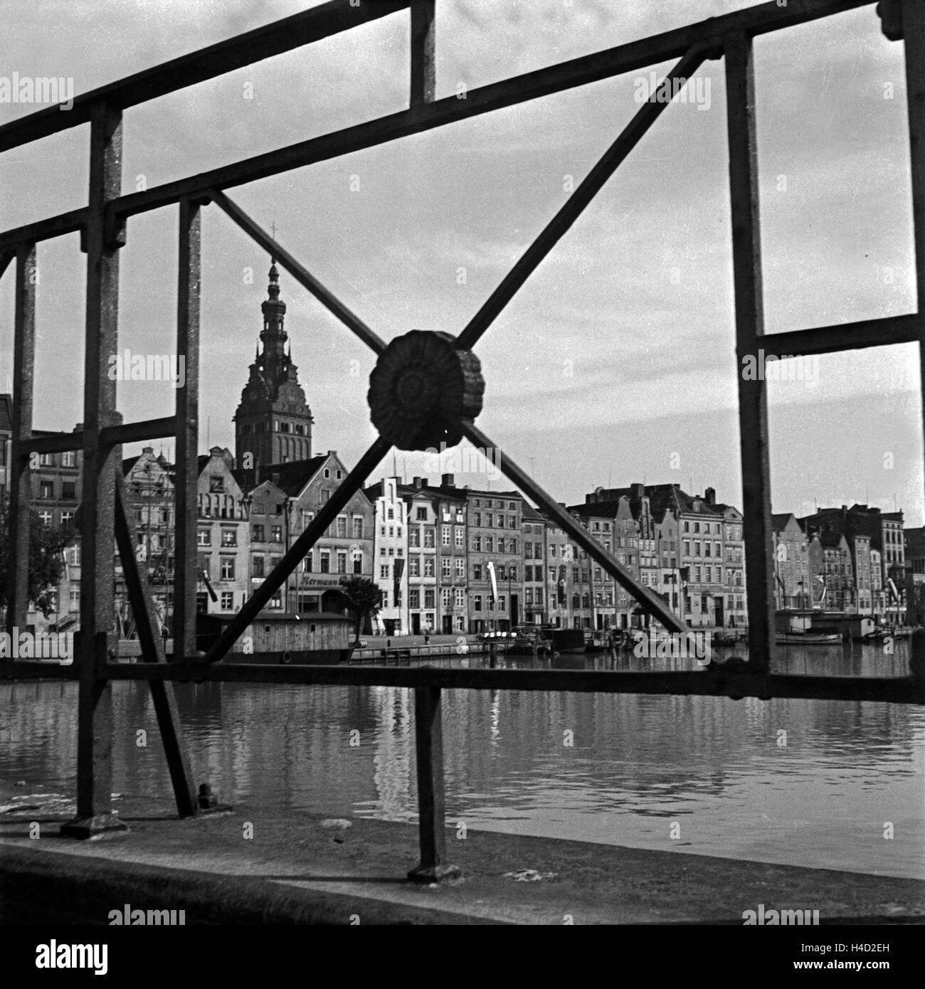 Hafen und Altstadt mit Nikolaikirche in Elbing durch das Geländer einer ...