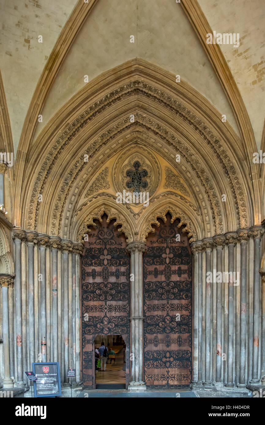 Entrance doorway cathedral hi-res stock photography and images - Alamy