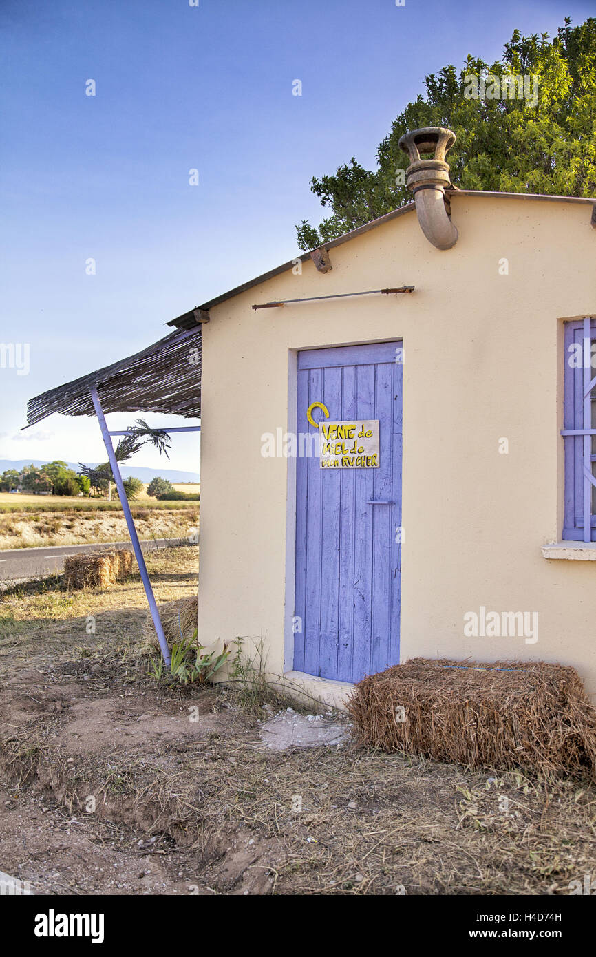 Small house with mauve door in the Provence Stock Photo - Alamy