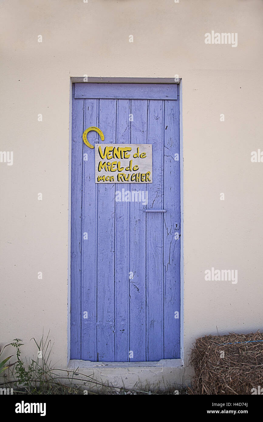 Mauve door hi-res stock photography and images - Alamy