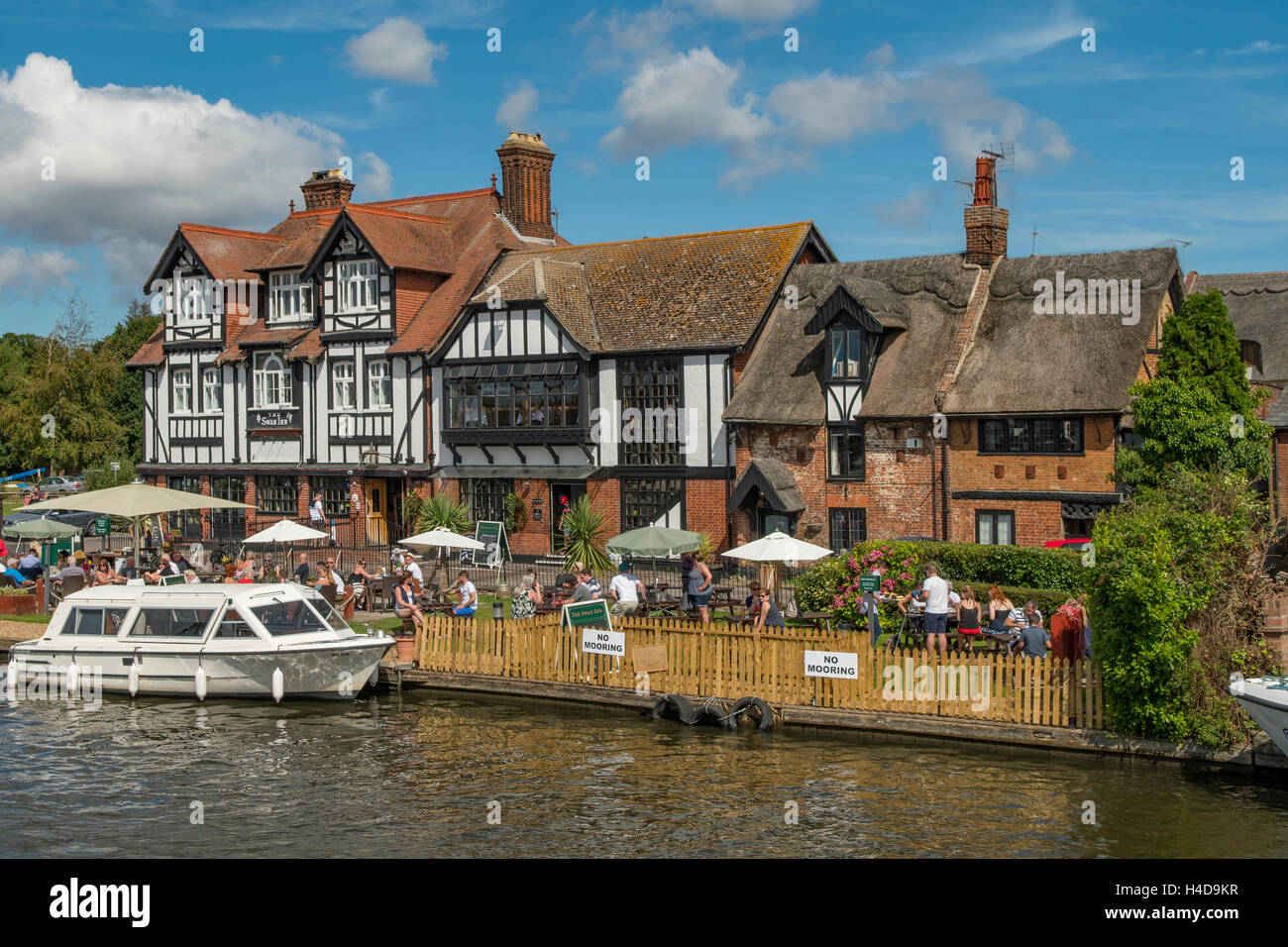 Swan inn hi-res stock photography and images - Alamy