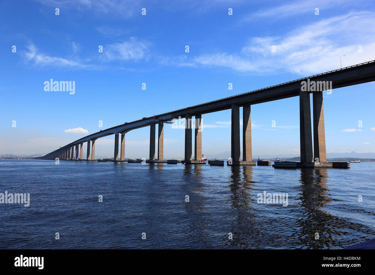 The Niteroi bridge, Ponte Presidente Costa E Silva, about the Guanabara ...