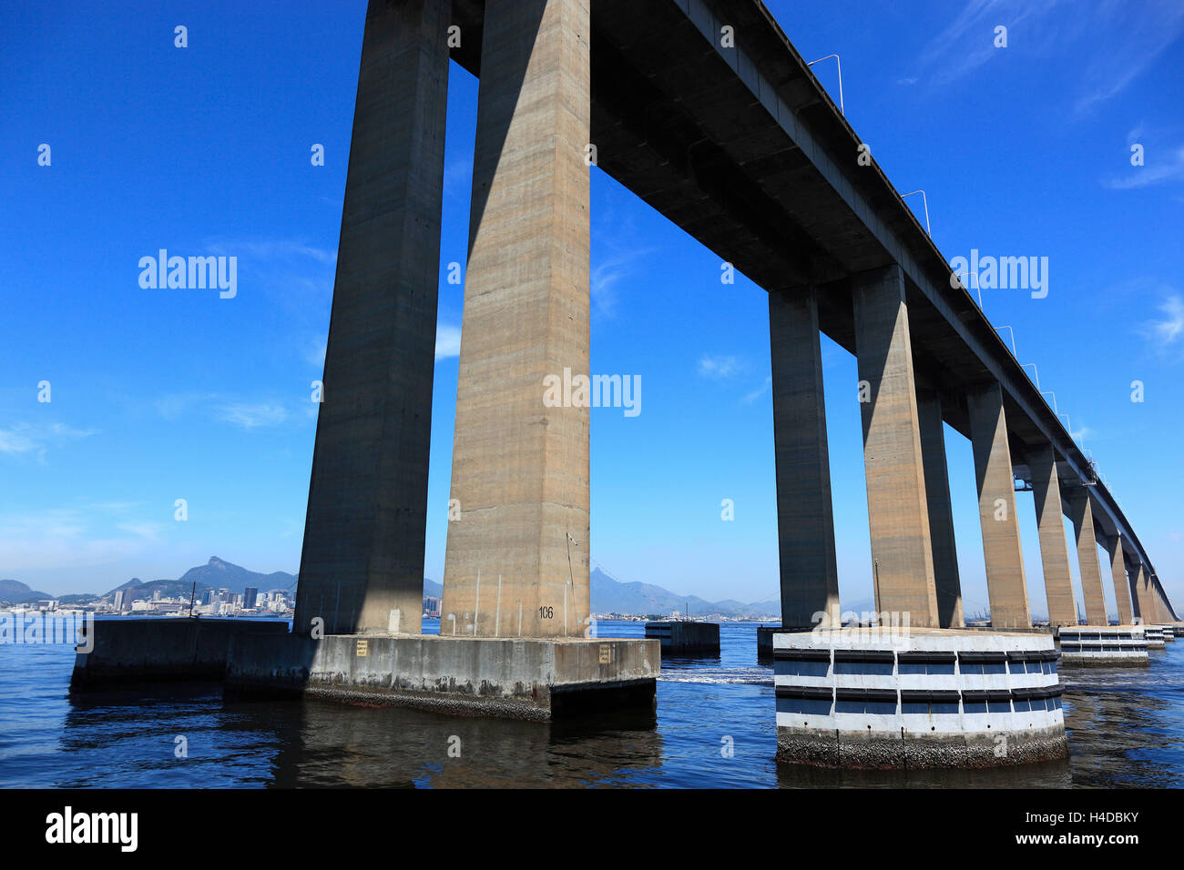 The Niteroi bridge, Ponte Presidente Costa E Silva, about the Guanabara ...