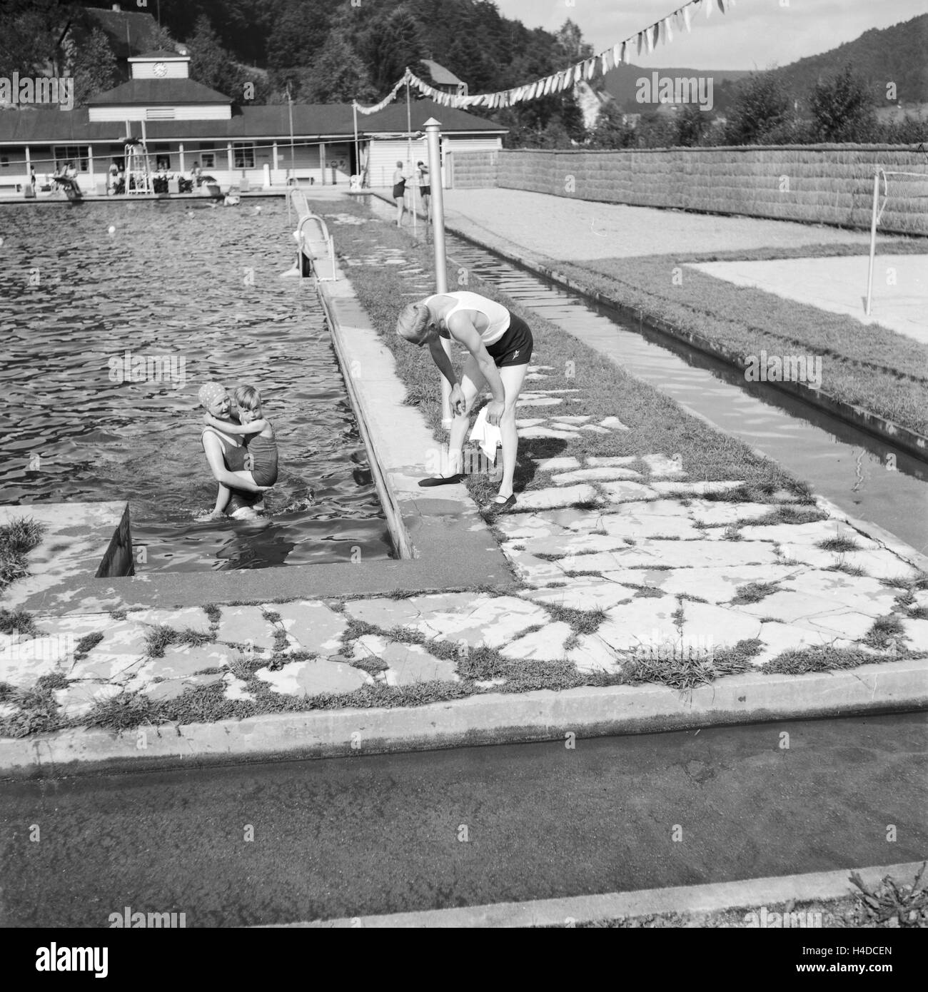Deutschland 1930er jahre guests at a public pool hi-res stock ...