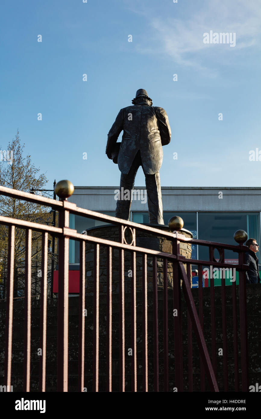 Tommy cooper statue hi-res stock photography and images - Alamy