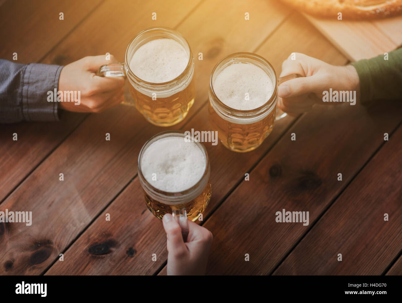 Beer mug hand hi-res stock photography and images - Alamy