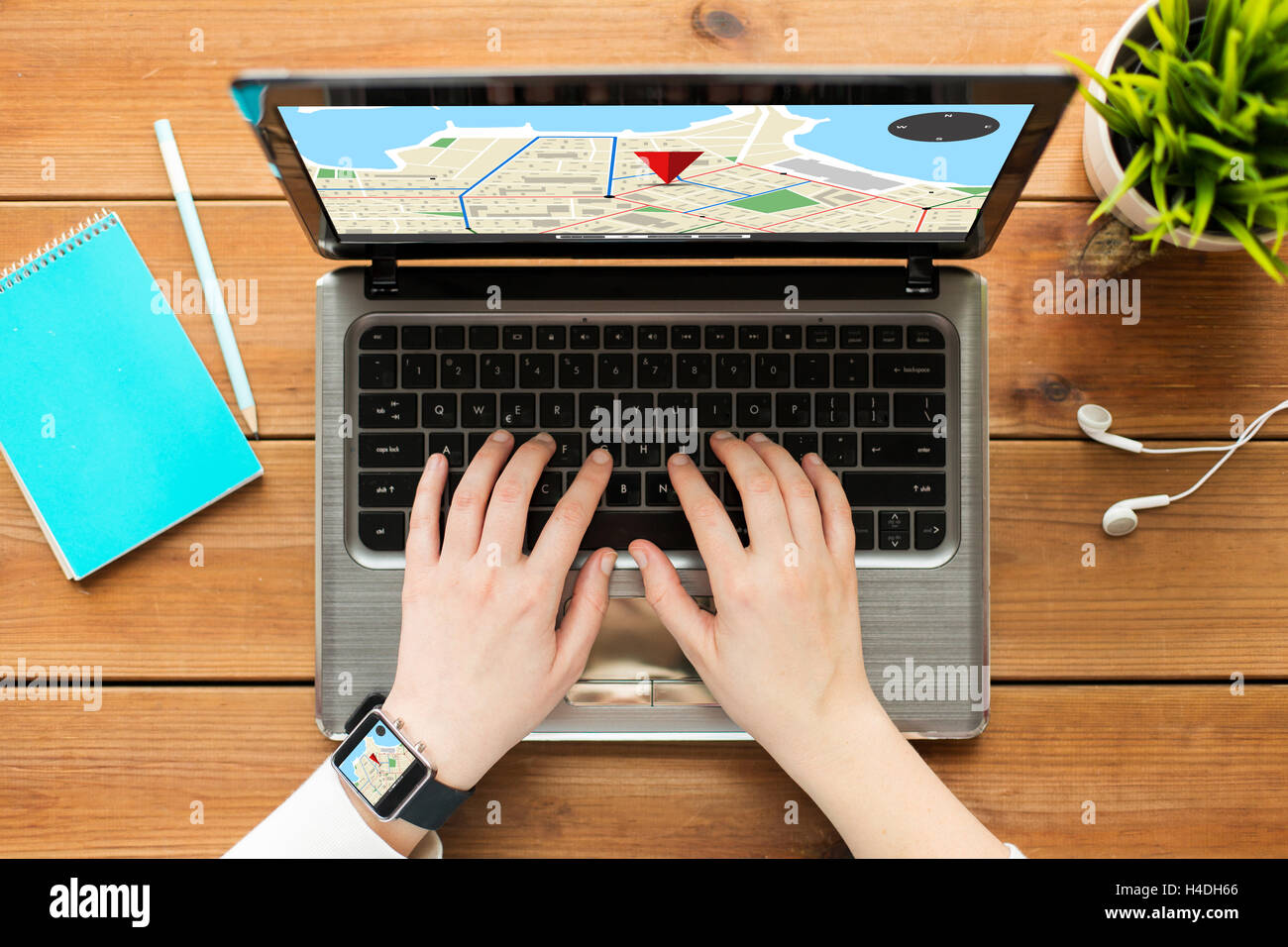 Person laptop map hi-res stock photography and images - Alamy