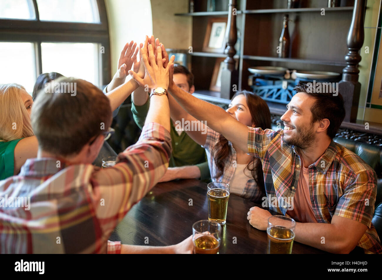 Five friends drinking hi-res stock photography and images - Alamy
