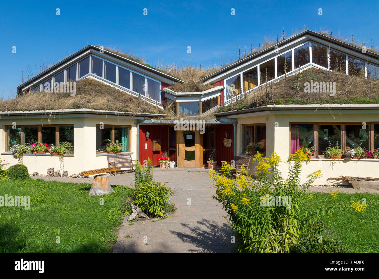 Building with grass roof hi-res stock photography and images - Alamy