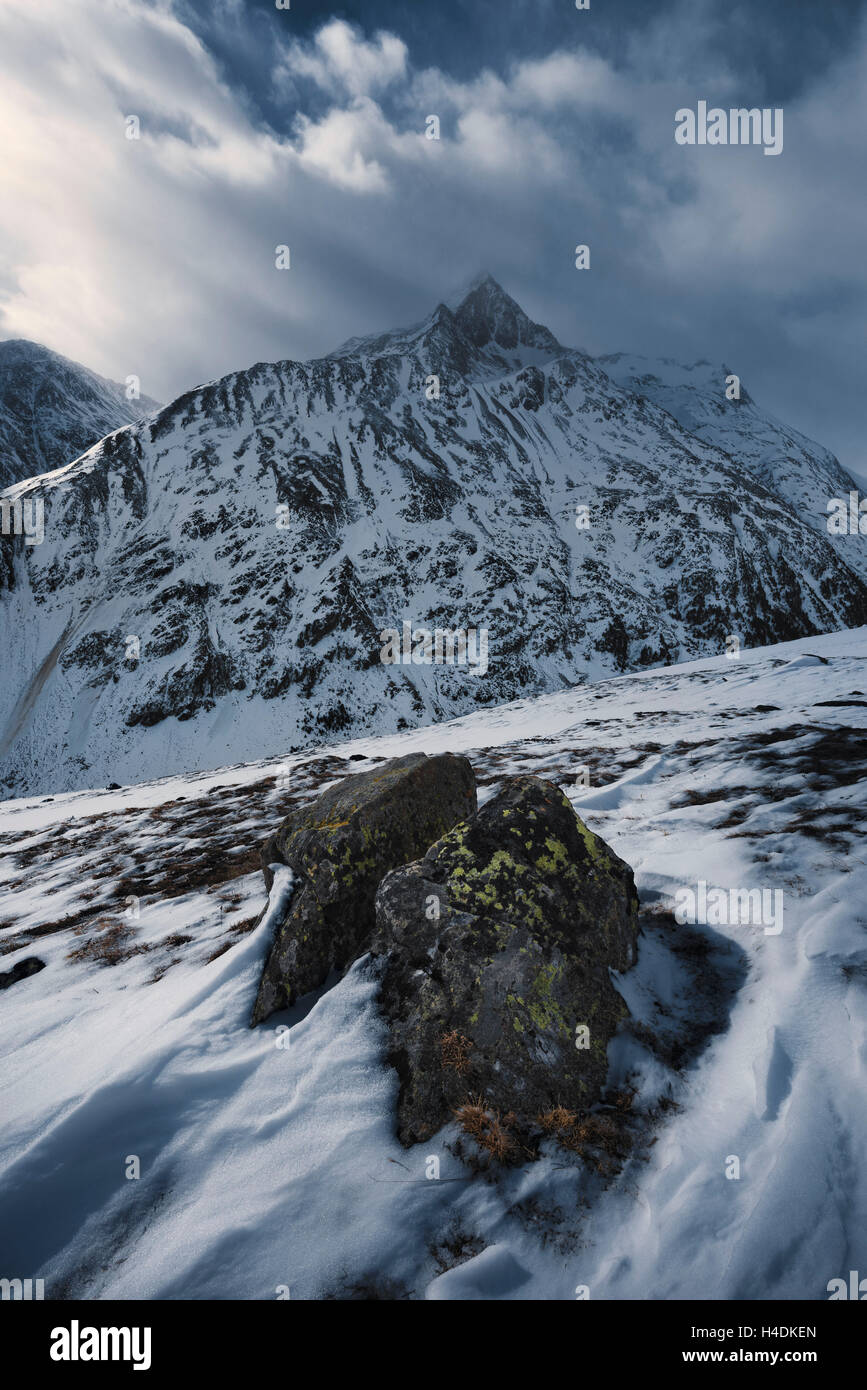 Valley leading point hi-res stock photography and images - Alamy