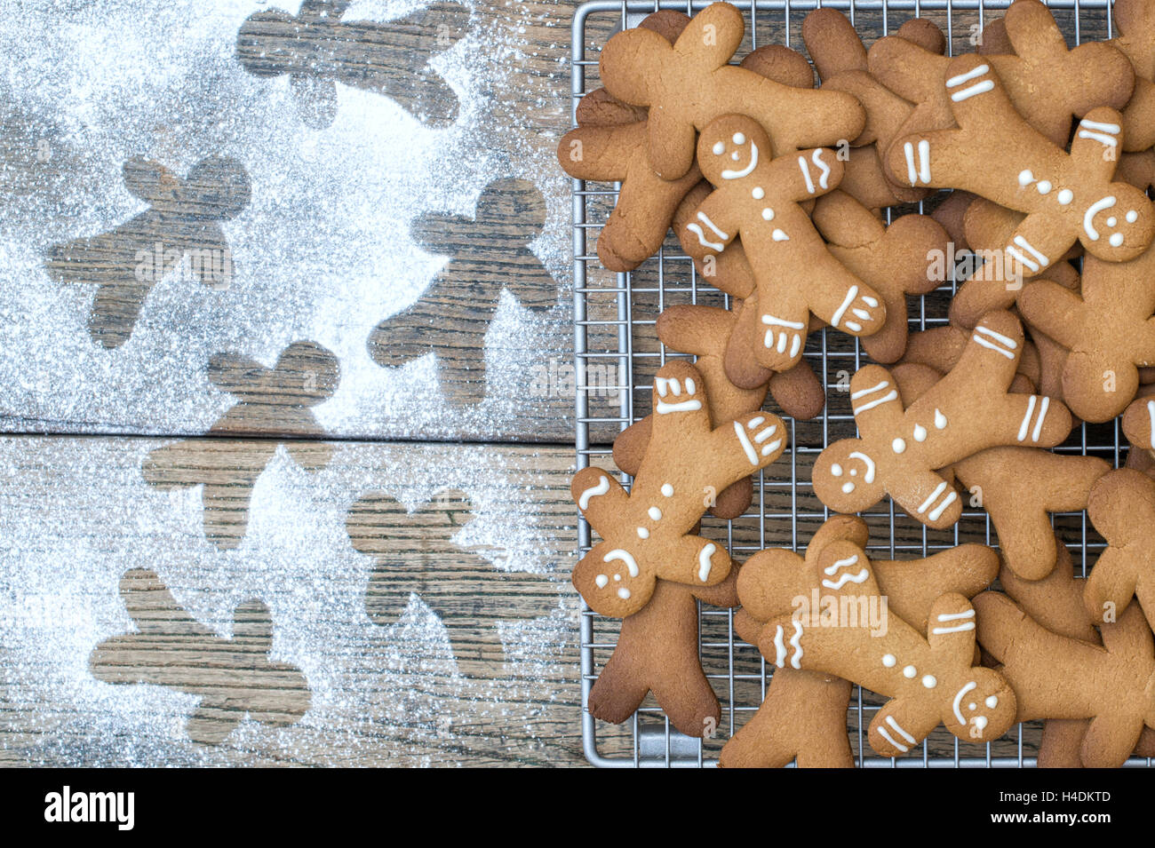 Gingerbread Men biscuits on a wire cooling rack Stock Photo - Alamy