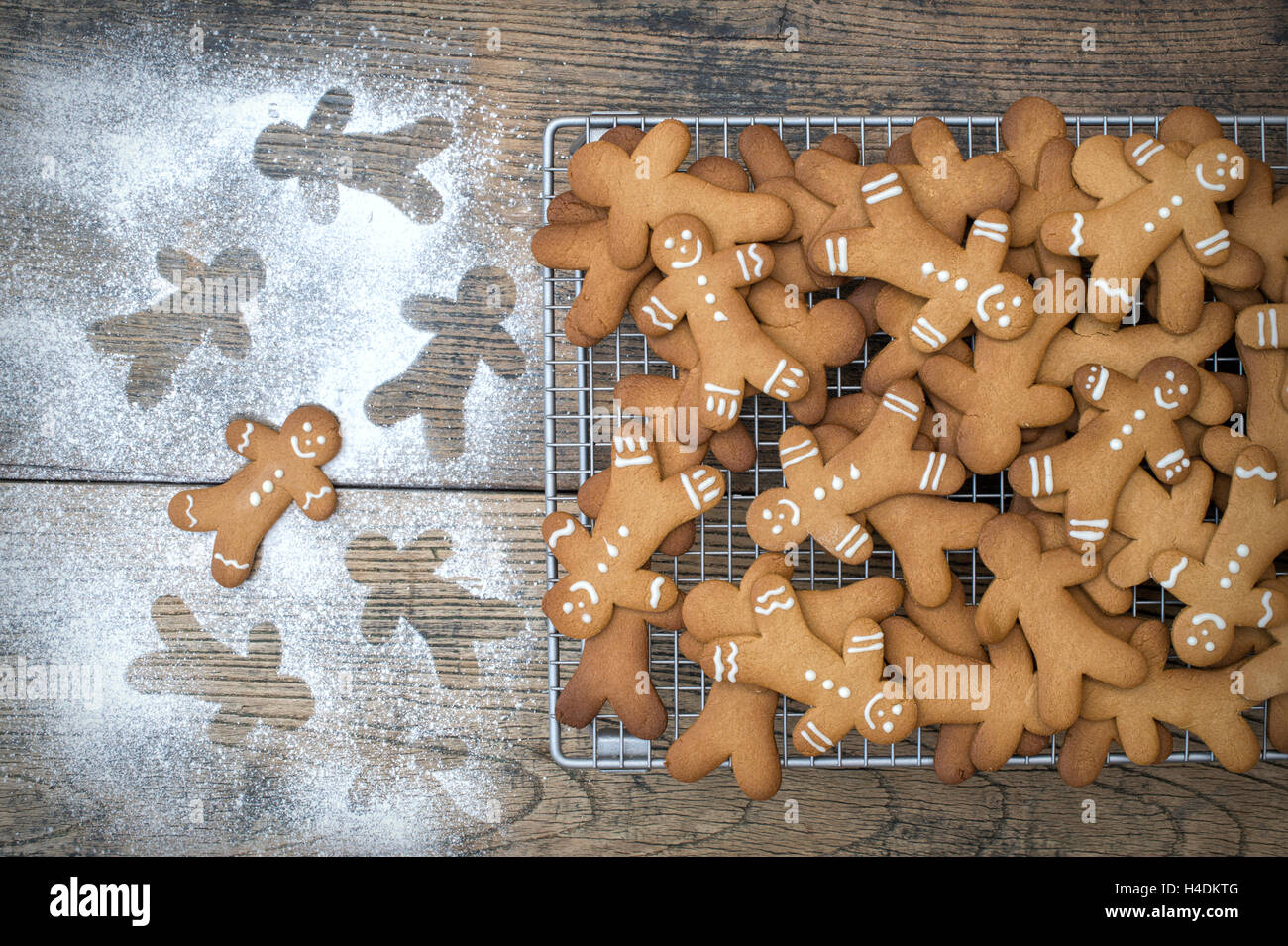 Gingerbread smiley faces hi-res stock photography and images - Alamy