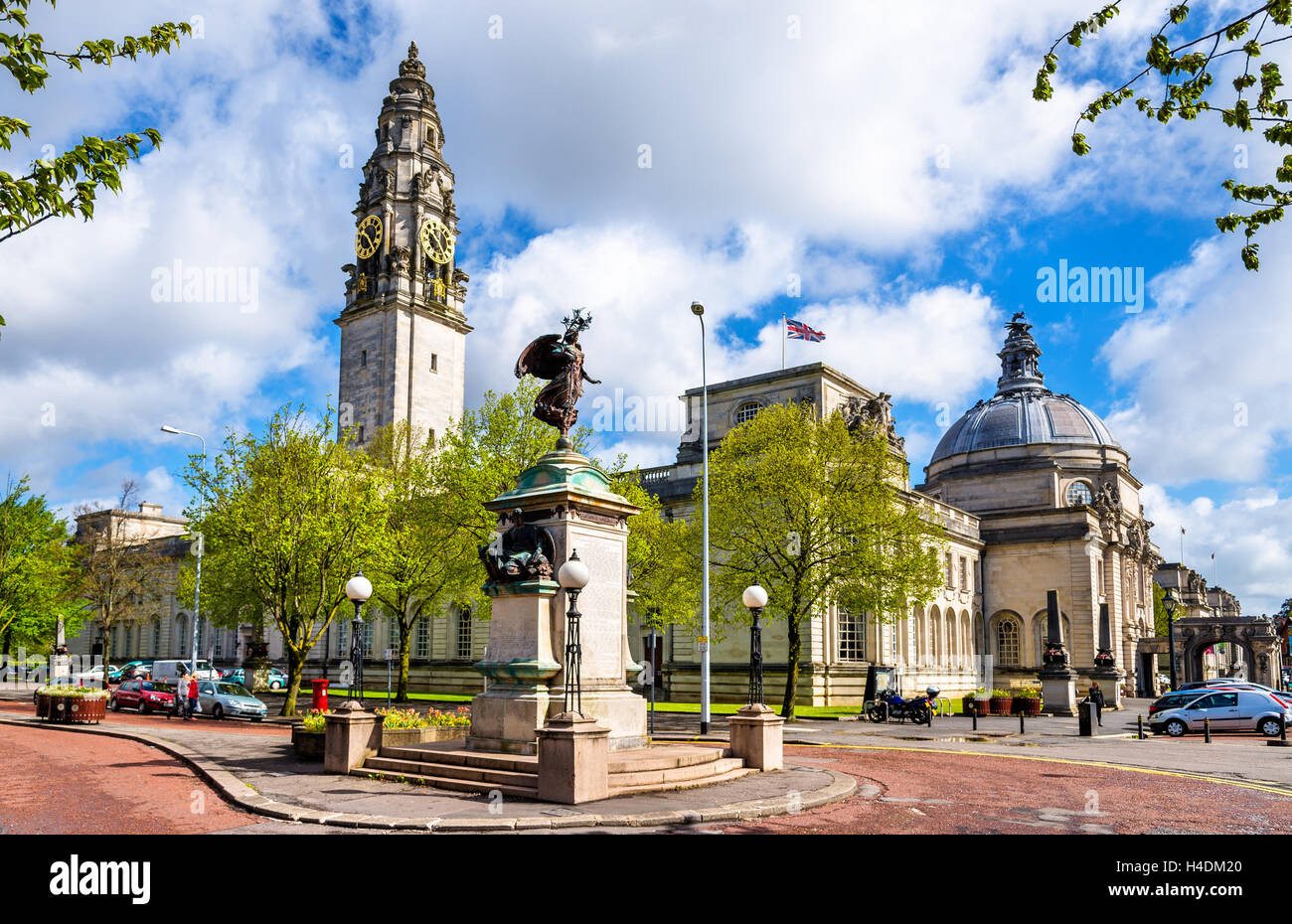 City hall cardiff statue hi-res stock photography and images - Alamy