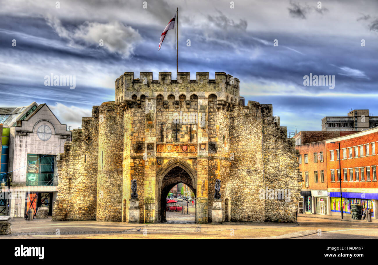 Southampton city walls castle gate hi-res stock photography and images ...