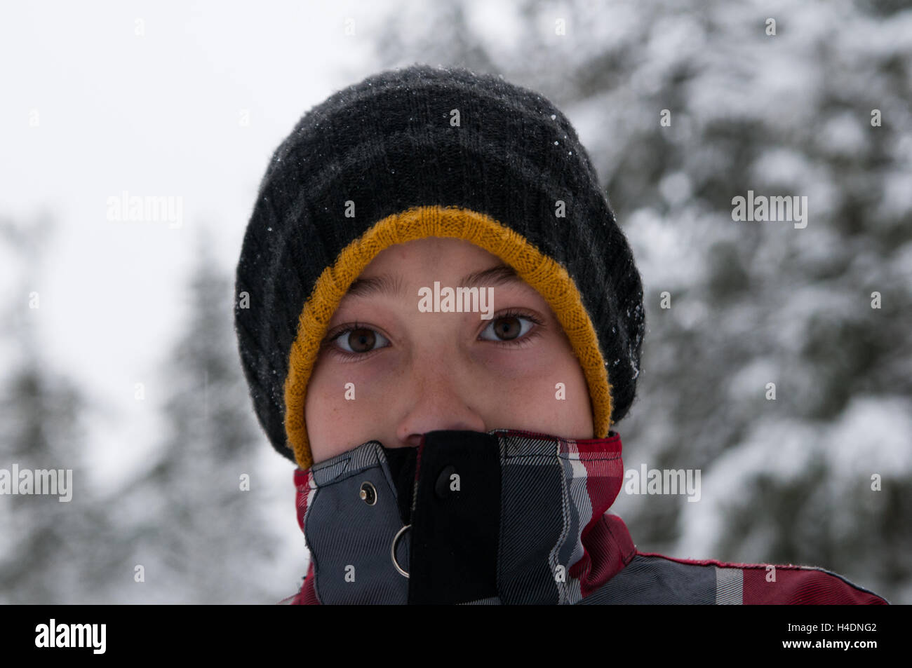 Bundled up for cold hi-res stock photography and images - Alamy