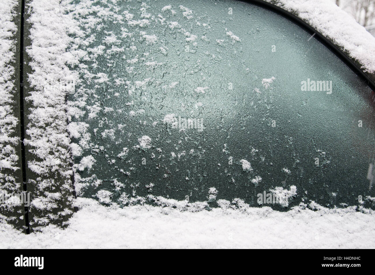 Car window ice hi-res stock photography and images - Alamy