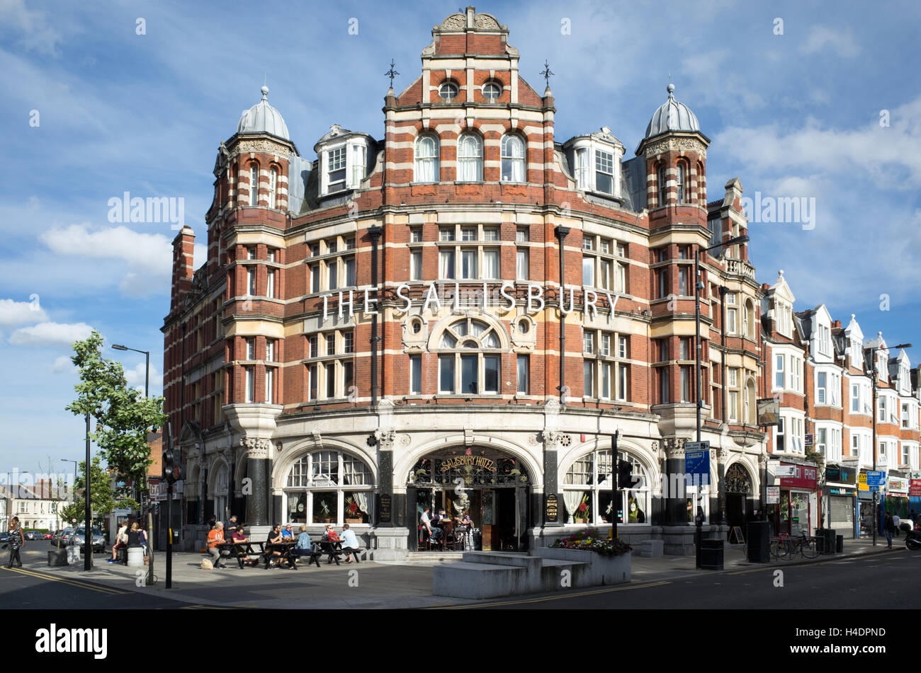 The Salisbury pub on Green Lanes in Haringey, London, England, UK Stock ...