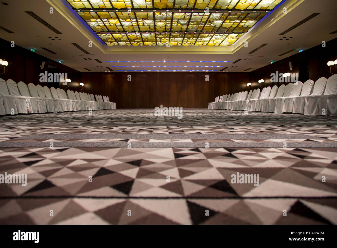 Empty exhibition hall hi-res stock photography and images - Alamy