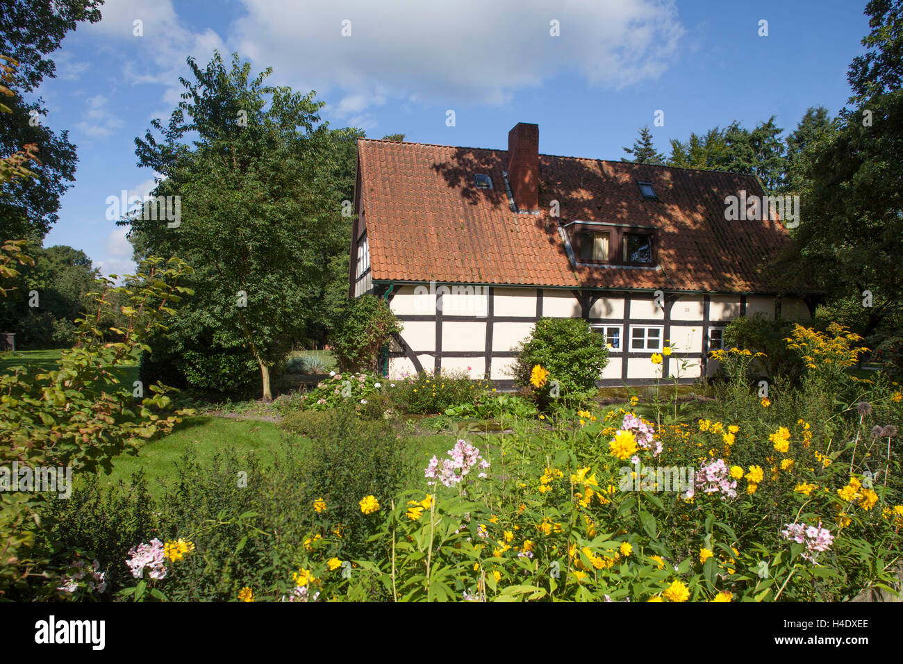 Germany, Lower Saxony, Fischerhude, residential house with garden Stock ...