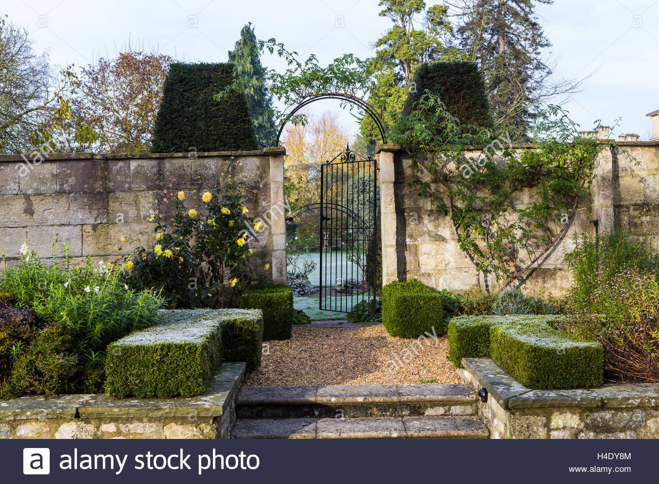 Garden Hedge Gate Stock Photos & Garden Hedge Gate Stock Images - Alamy
