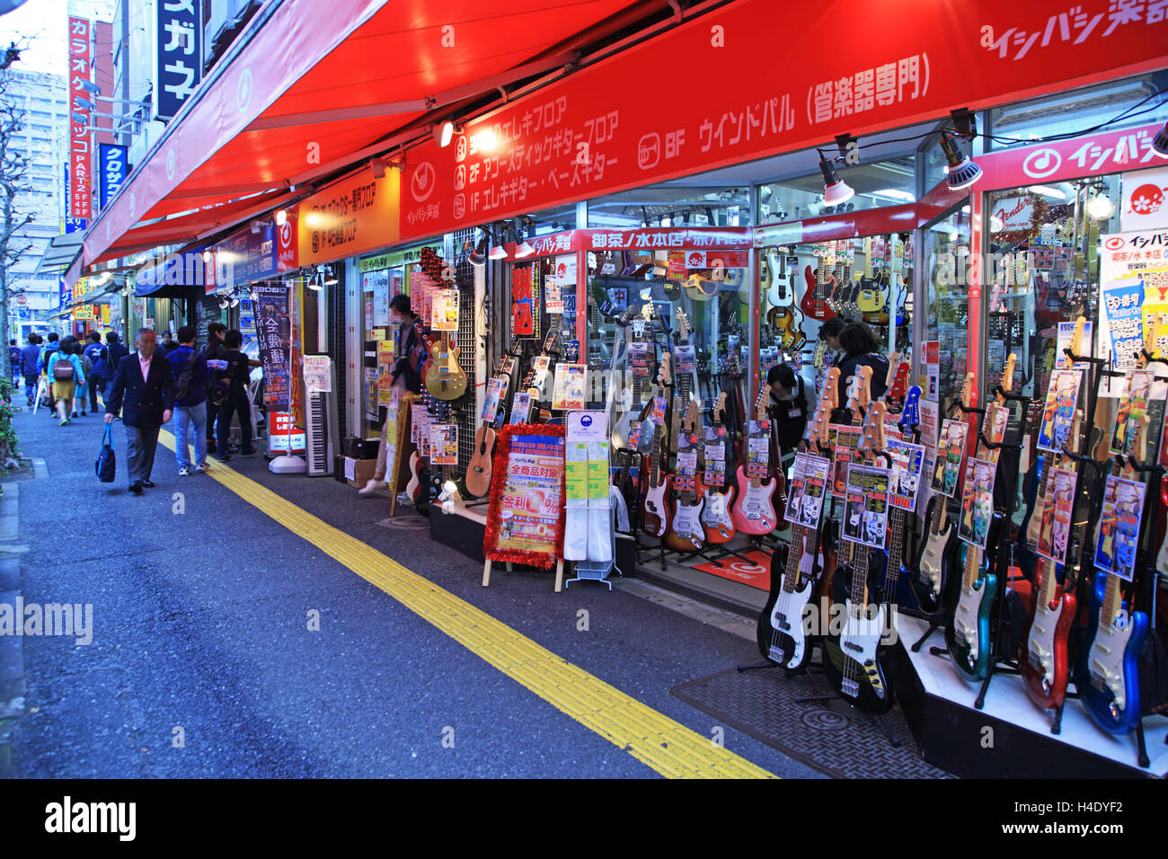 Net curtains hi-res stock photography and images - Alamy