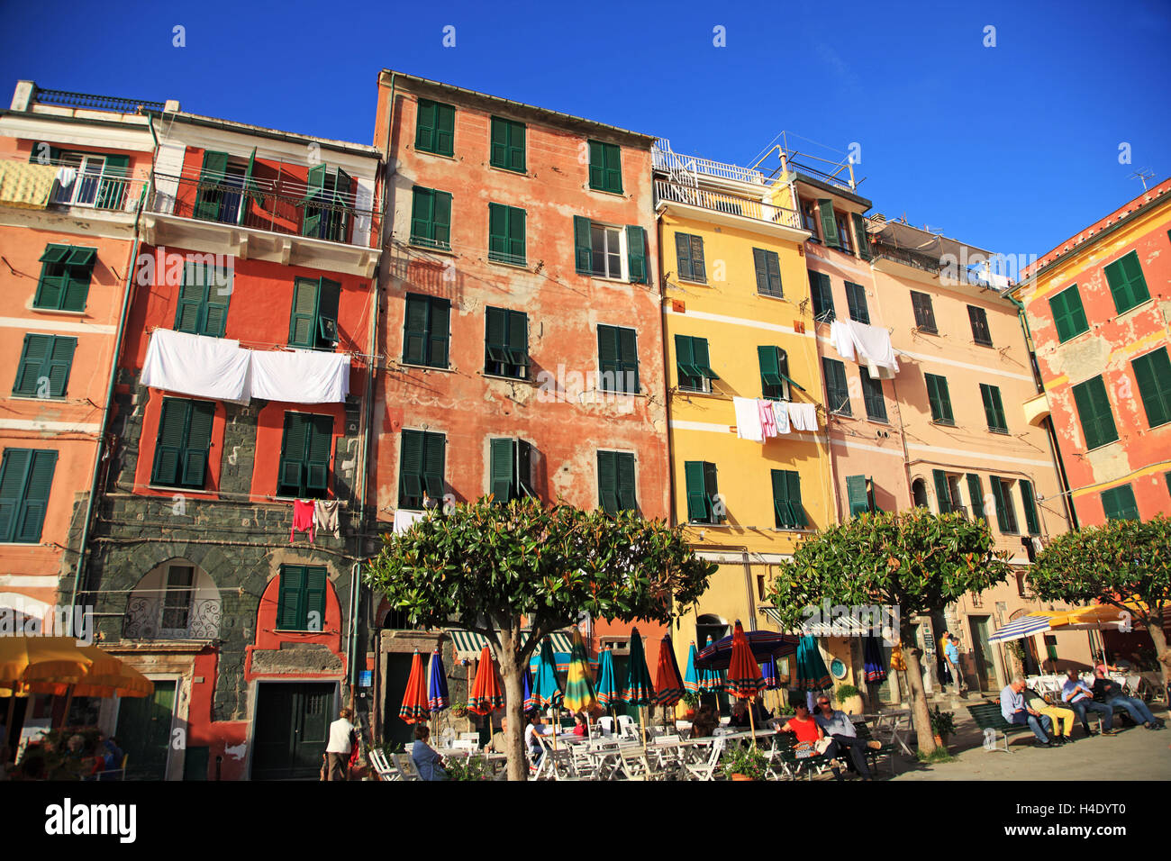Vernazza cafe hi-res stock photography and images - Alamy