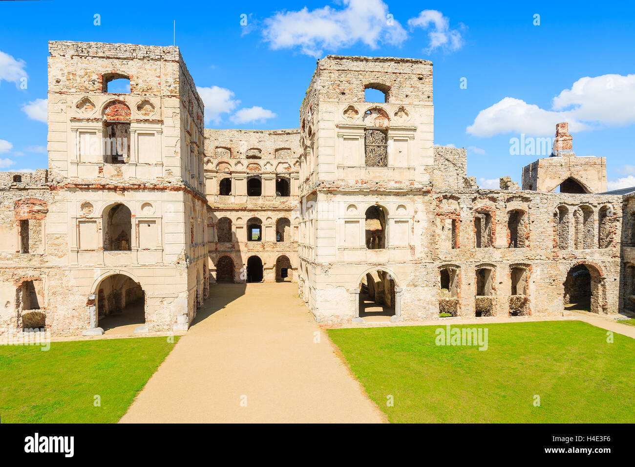 Medieval courtyard architecture hi-res stock photography and images - Alamy