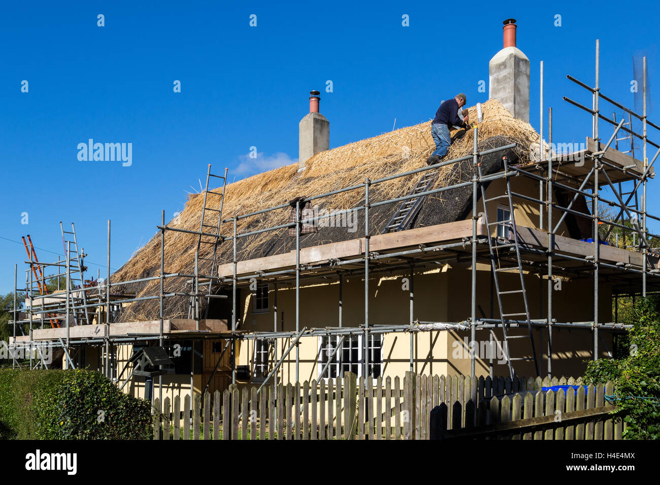 Scaffolding house hi-res stock photography and images - Alamy
