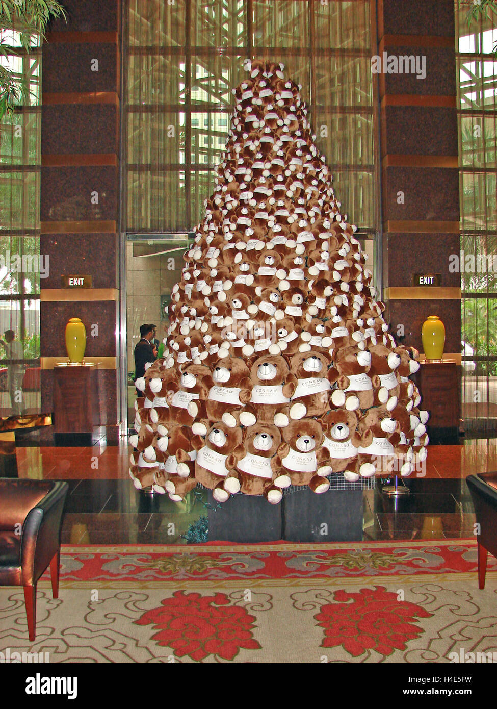 Christmas Tree made of Stuffed Teddy Bears Stock Photo - Alamy