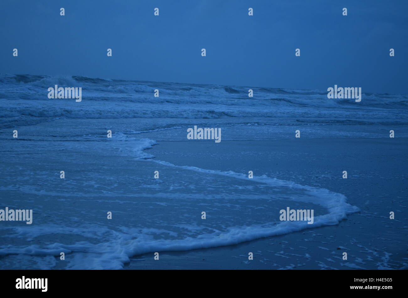 The tide coming into the beach from a lower angle Stock Photo - Alamy