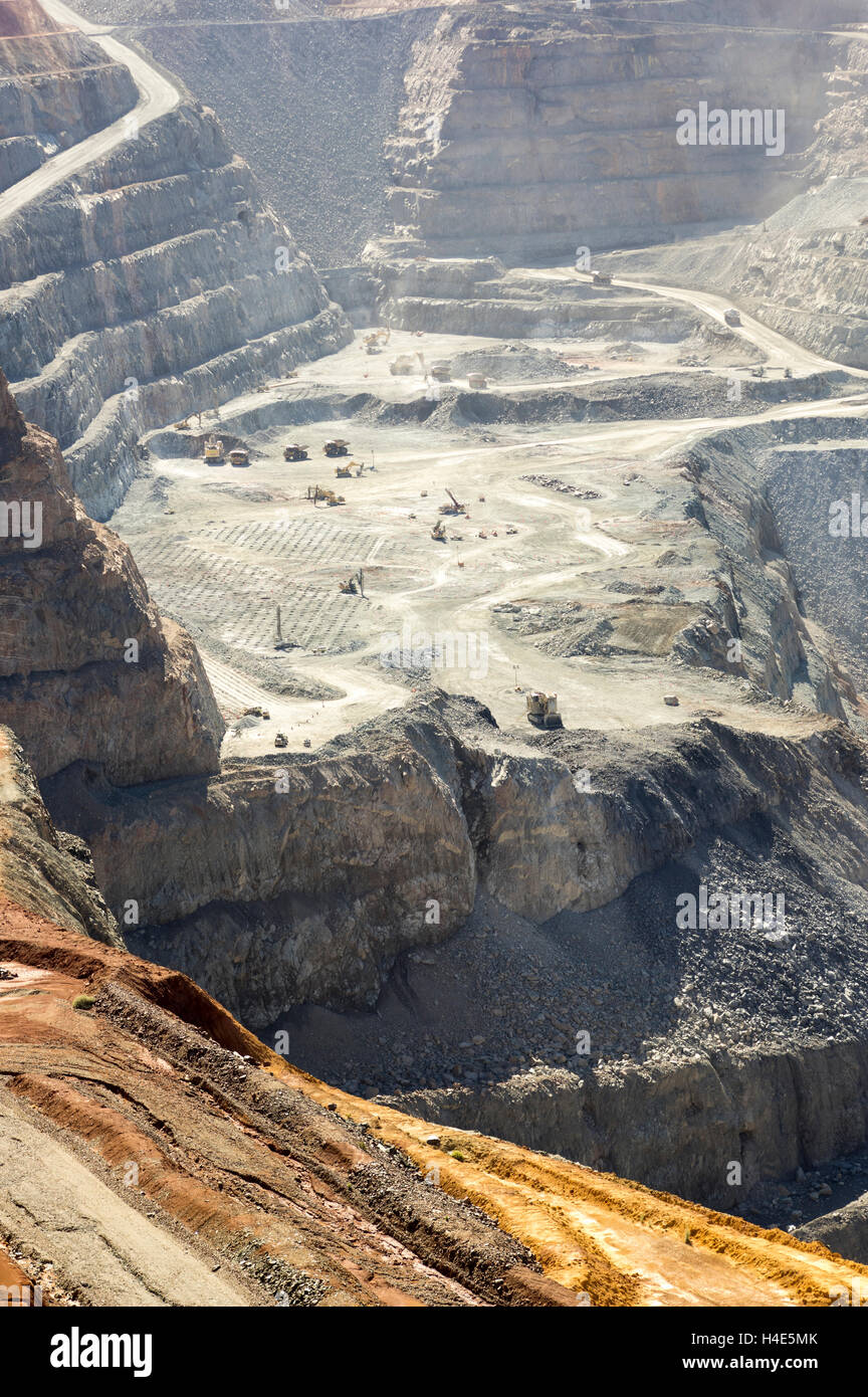 Drilling a bench at the Kalgoorlie Consolidated Gold Mine (The Super ...