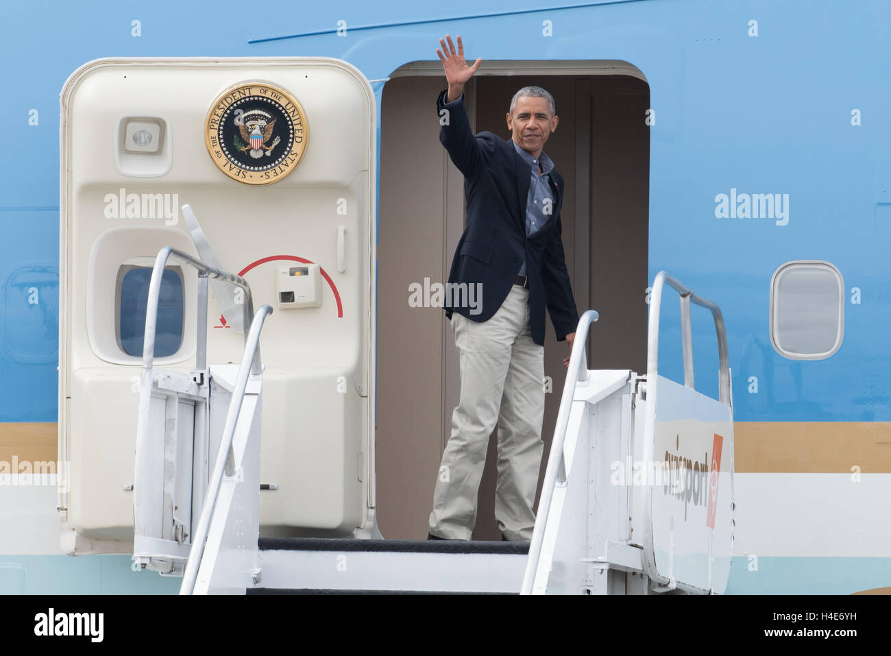 U.S. President Barack Obama waives goodbye at SeaTac International ...