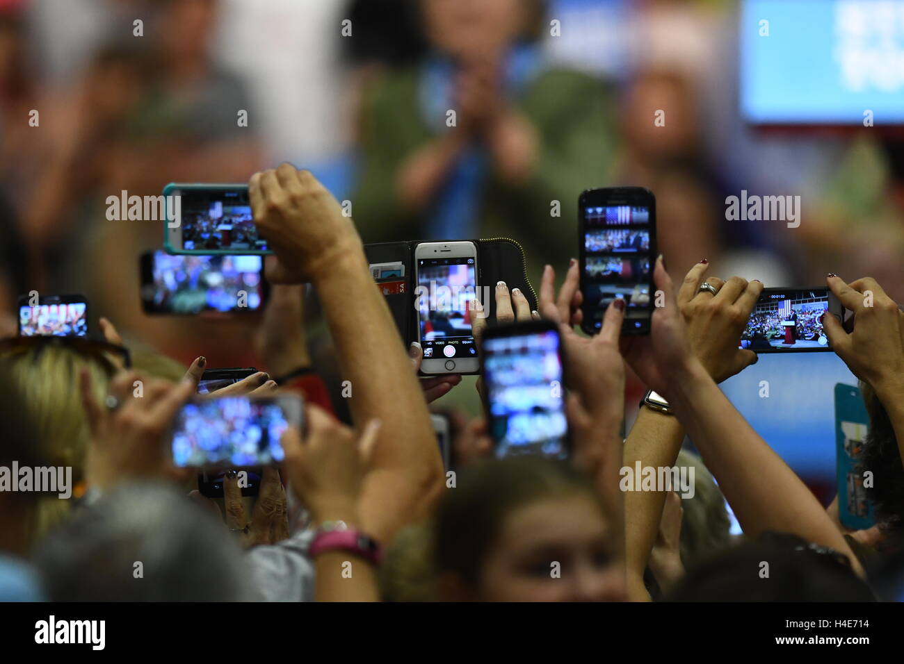 Hillary clinton 2016 phone hi-res stock photography and images - Alamy