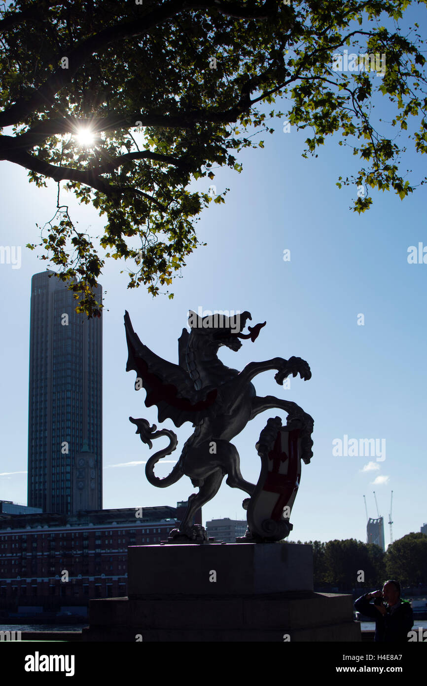 City of london dragon statue hi-res stock photography and images - Alamy