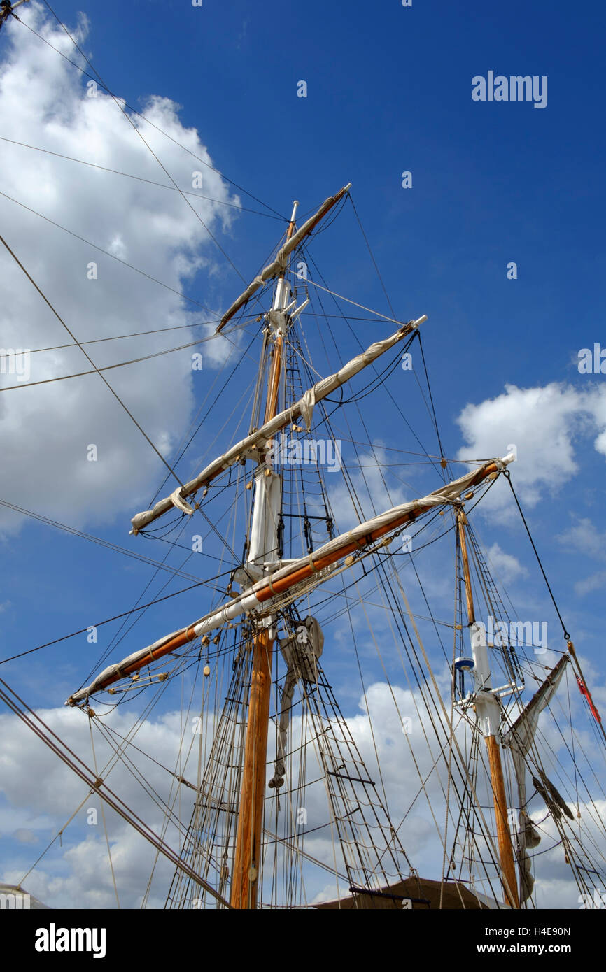The mast of a tall sailing ship Stock Photo - Alamy