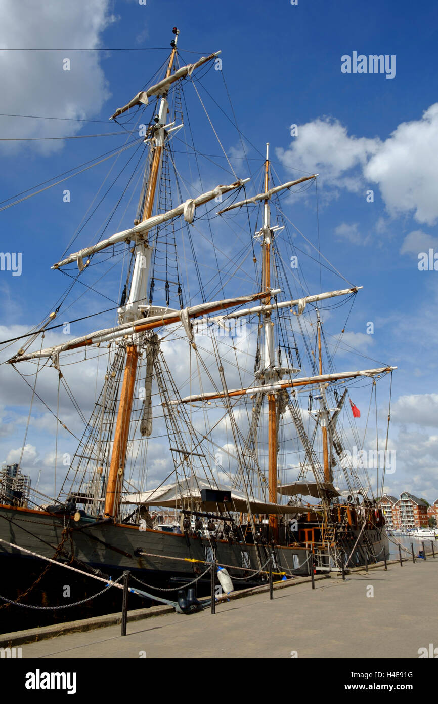 Ships mast mast rig rigging hi-res stock photography and images - Alamy