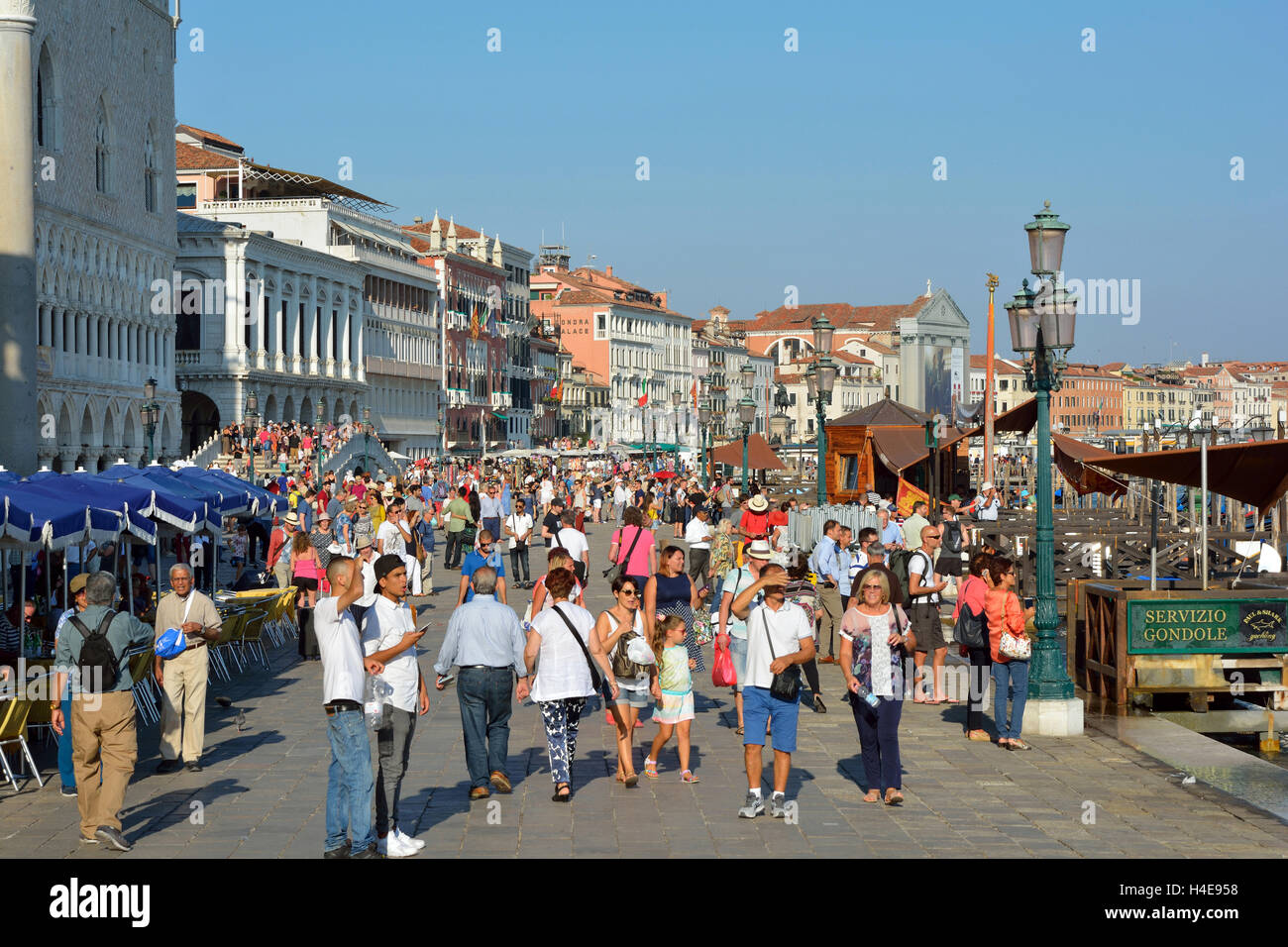 Tourists in front san hi-res stock photography and images - Alamy