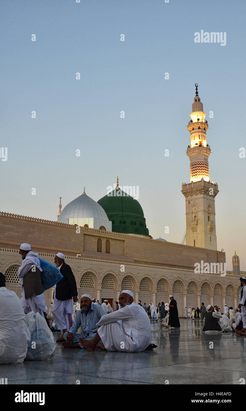 Medina mosque dome saudi arabia hi-res stock photography and images - Alamy