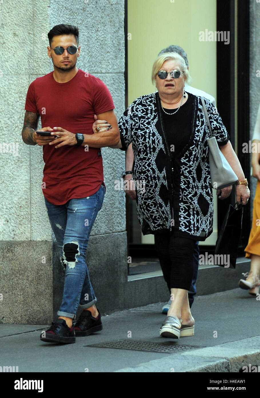 Argentina and Fiorentina footballer Mauro Zarate with his mother in ...