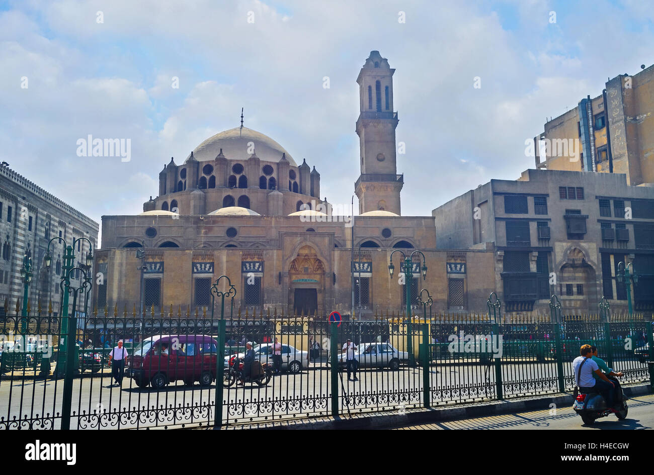 Al-Azhar Avenue with the metal fence, separating different directions ...