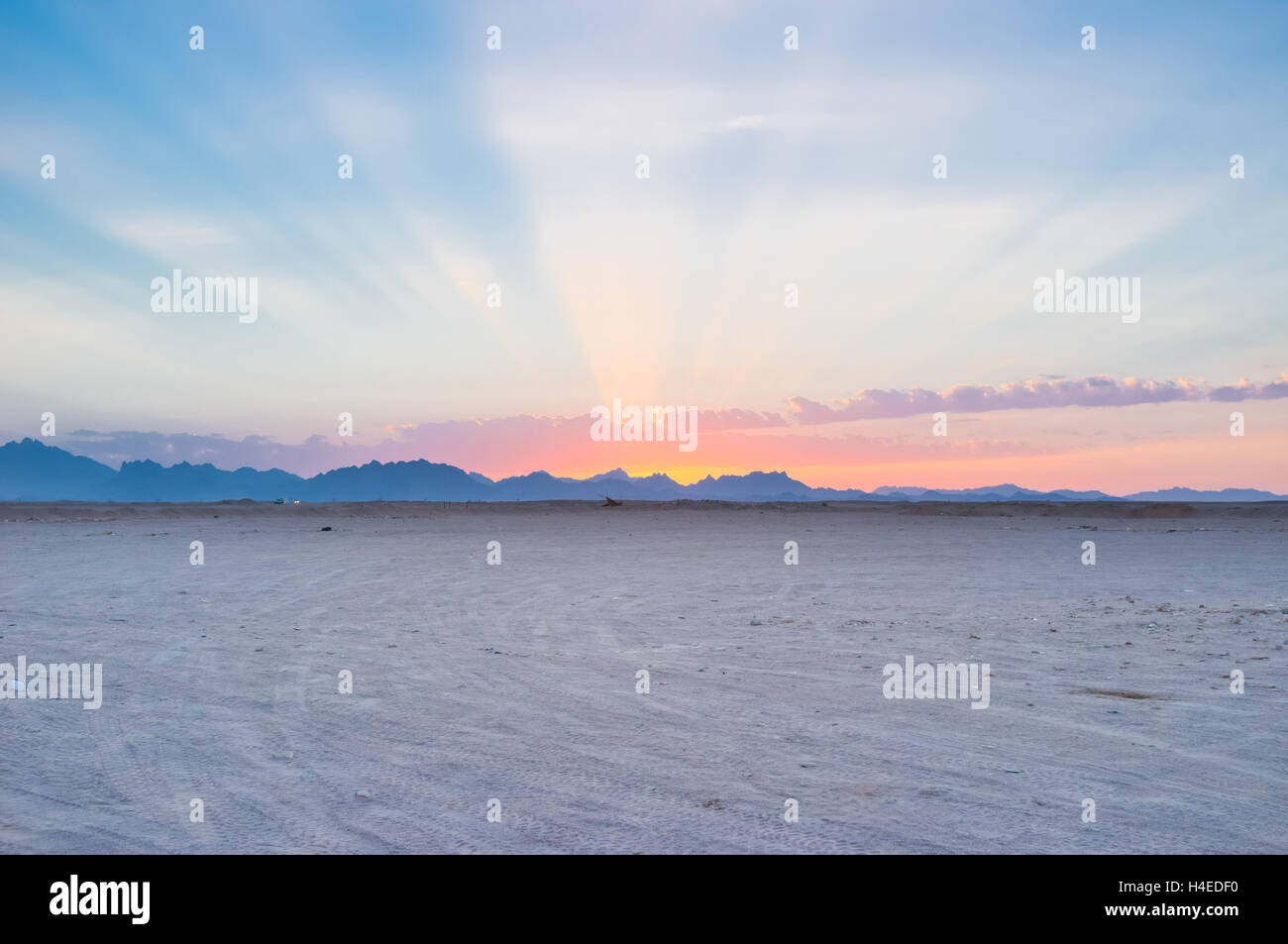 The scenic sunset in Sahara, last sun rays make their way from the ...