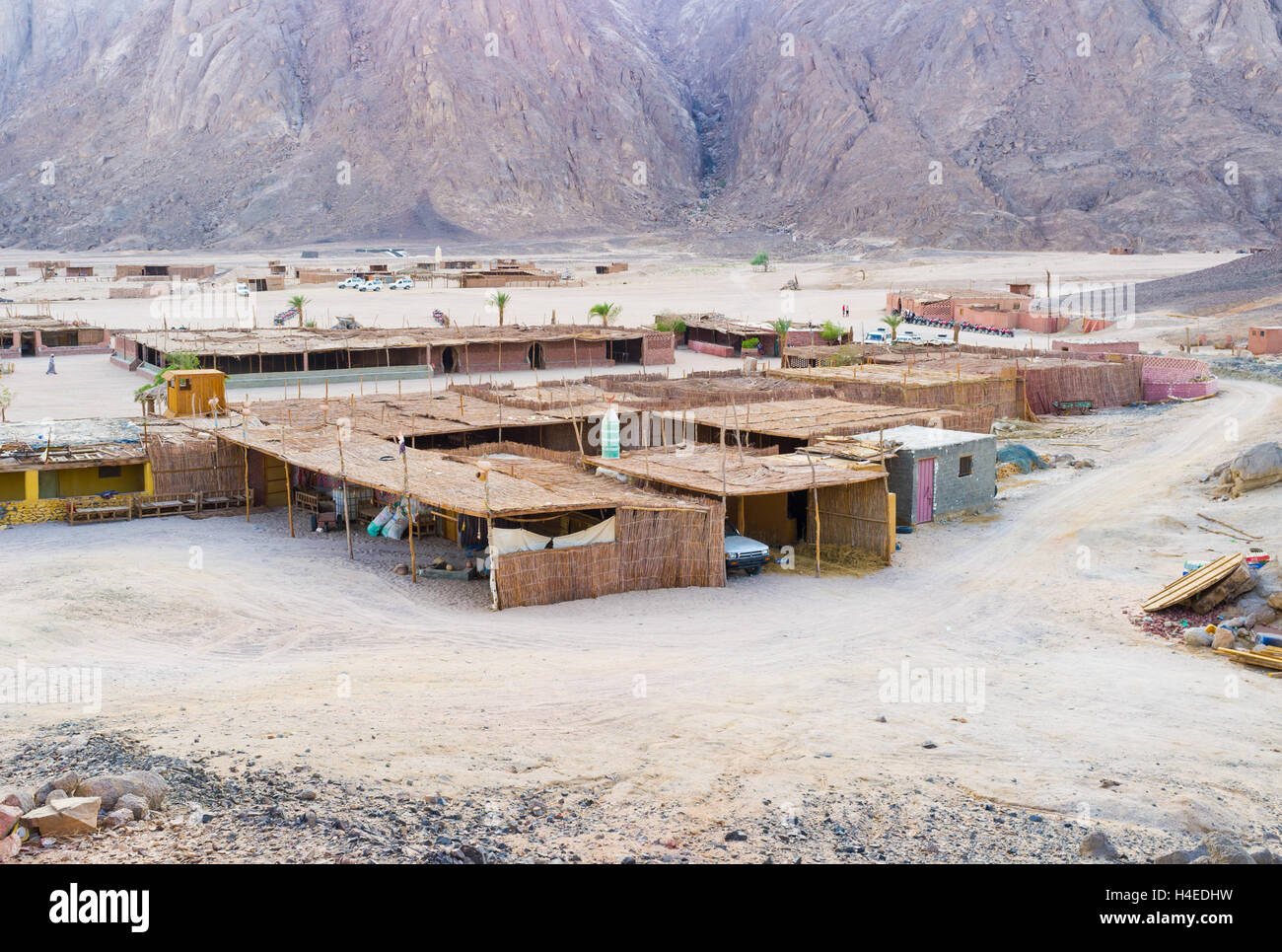 Wasteland desert shack hi-res stock photography and images - Alamy