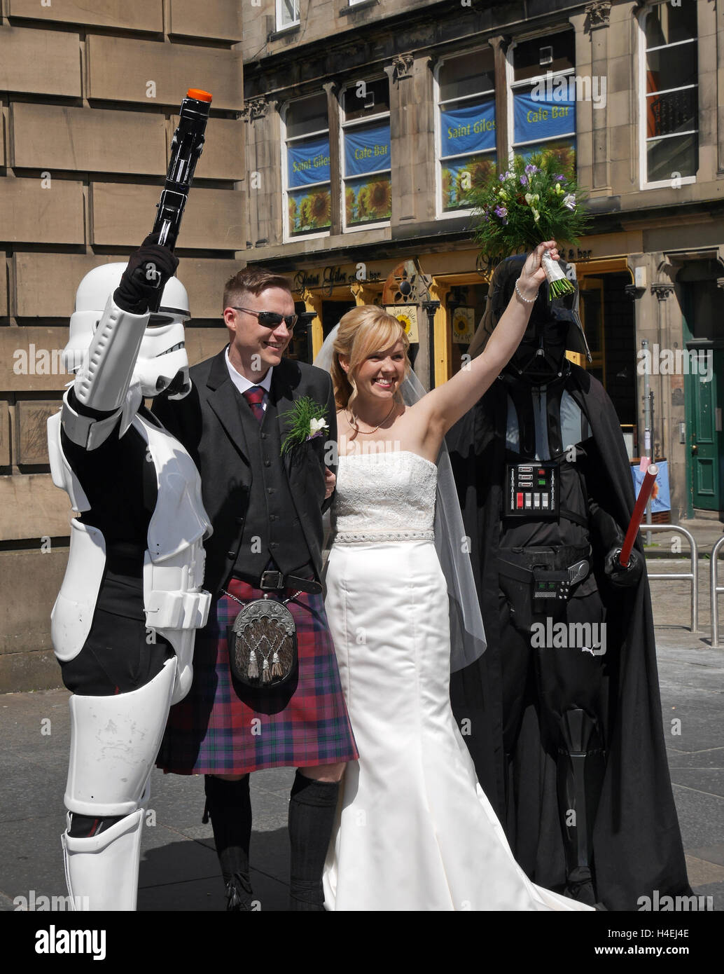Genuine Scottish Wedding photographed with Street Entertainers dressed ...