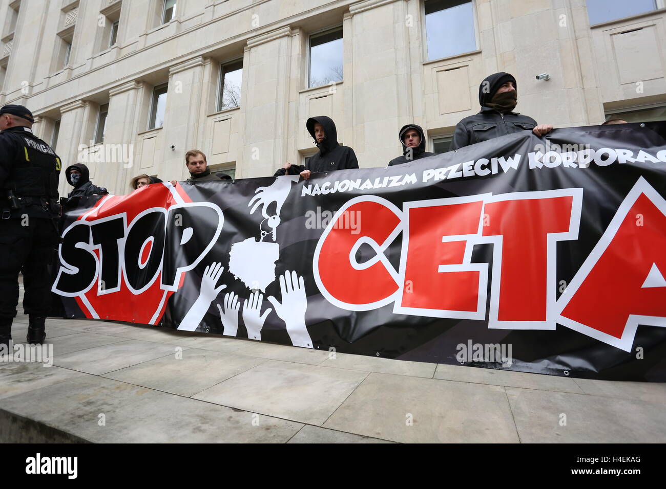 Warsaw, Poland. 15th Oct, 2016. Several NGOs, Green Party, Antifa and ...