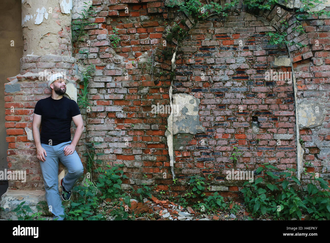 old brick wall man stand Stock Photo - Alamy